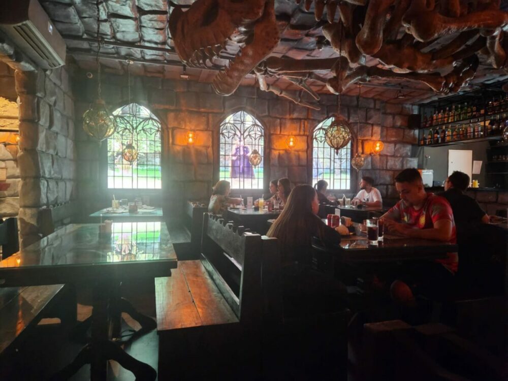 Beco Hexagonal: saiba como é a experiência no restaurante do Harry ...